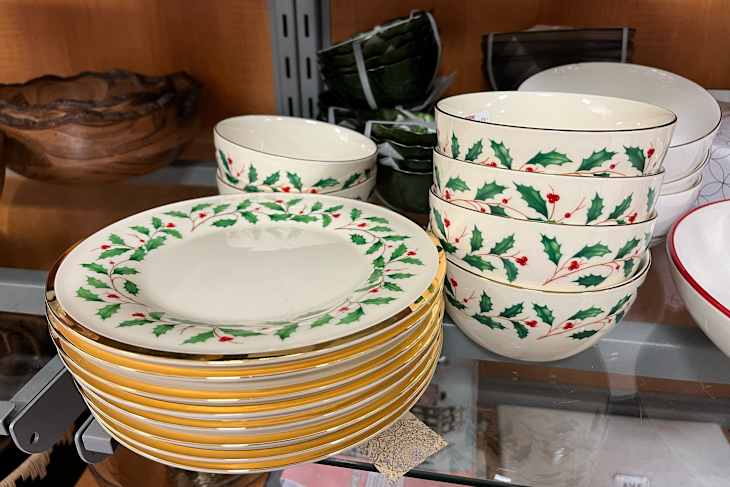 T.J. Maxx Sells Items from the Lenox 1974 Holiday Collection ...
