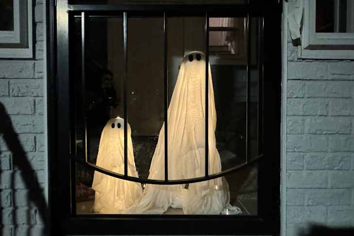 The Pottery Barn "Lit Ghost" Set Looks Amazing in My Home | Apartment ...