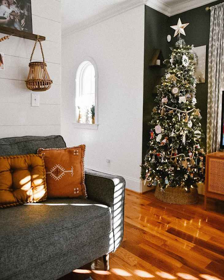 11 Ways to Make a Small Space for a Christmas Tree So Festive ...