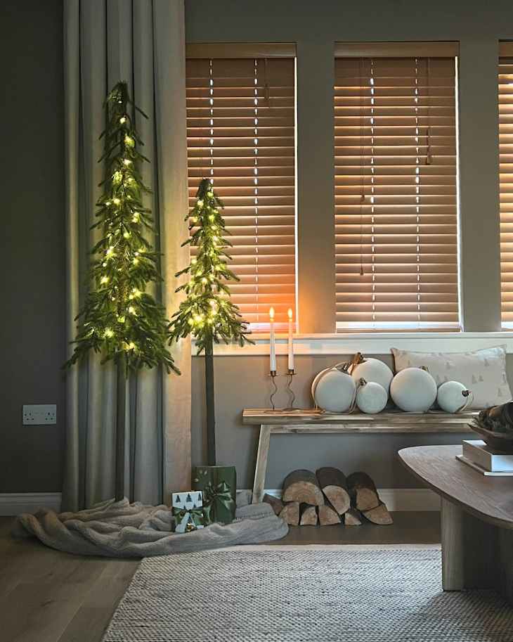 11 Ways to Make a Small Space for a Christmas Tree So Festive ...