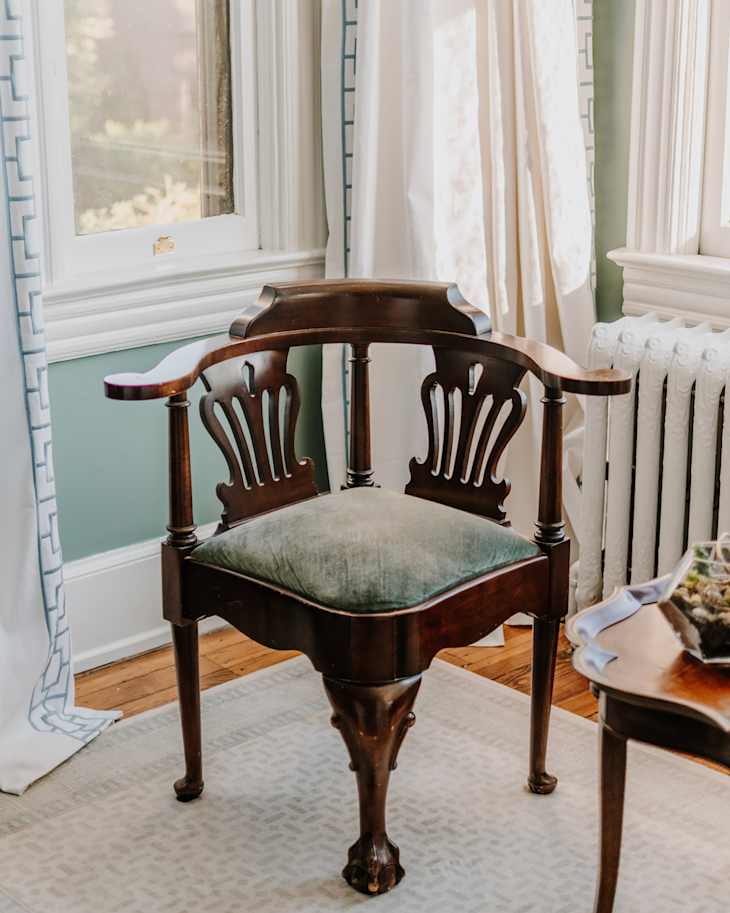 What Is a Corner Chair & Where Should You Put One in a Home | Apartment ...
