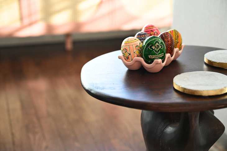 A Ceramic Egg Carton Is the Perfect Easter Egg Display | Apartment Therapy