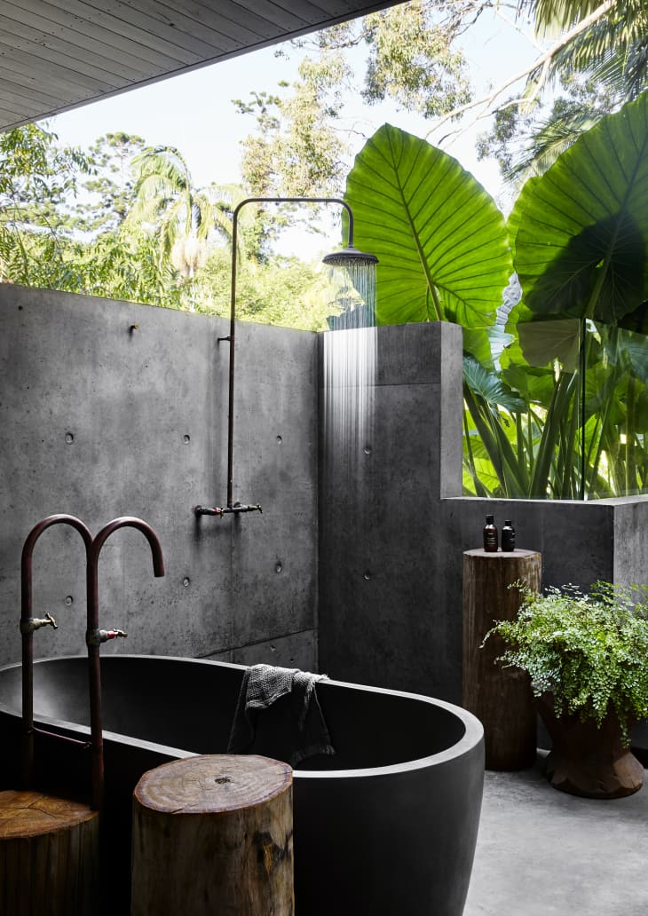 11 Beautiful Outdoor Bathrooms - Indoor/Outdoor Bathrooms Ideas (With ...