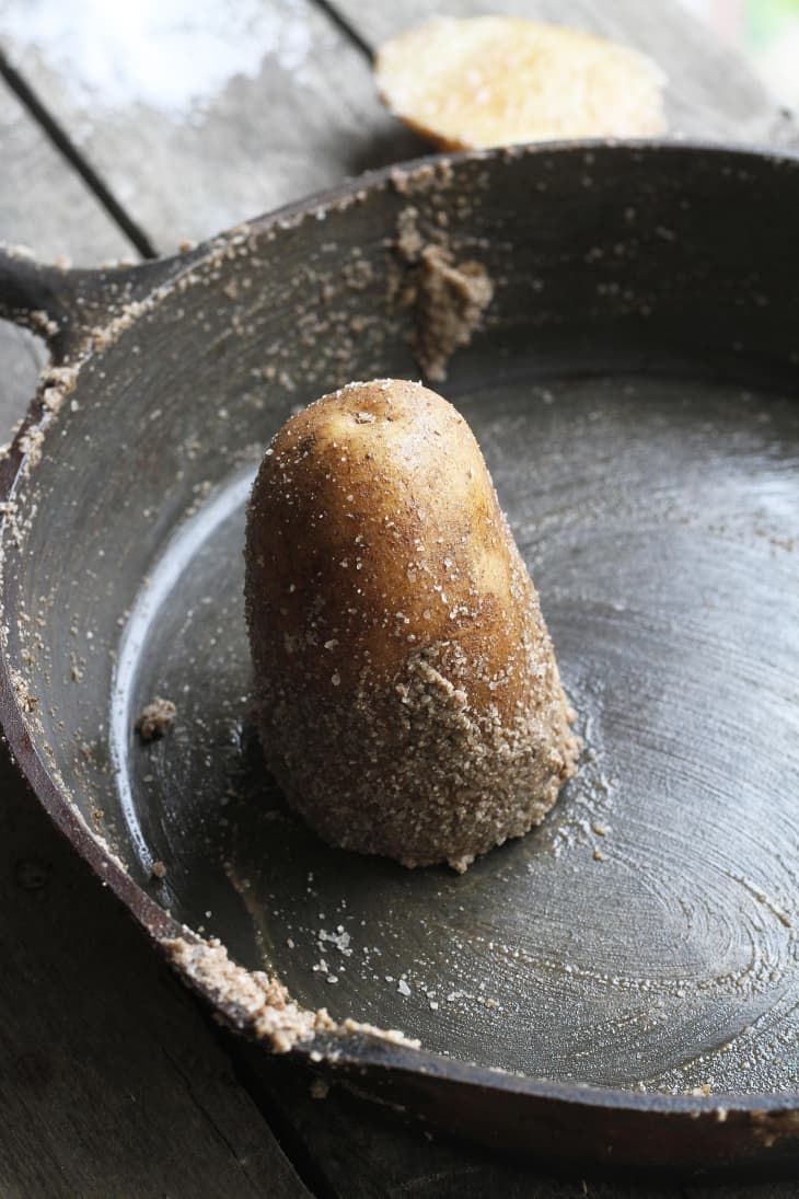 How To Clean Season Rusty Cast Iron Skillets With Salt Oil Apartment Therapy