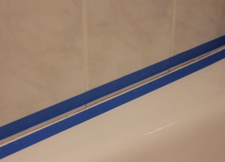 How to Caulk a Bathtub — 8 Easy Steps to Caulk Your Bathtub | Apartment ...