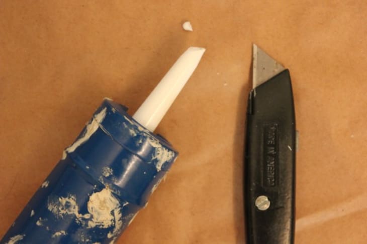 How to Caulk a Bathtub — 8 Easy Steps to Caulk Your Bathtub | Apartment ...