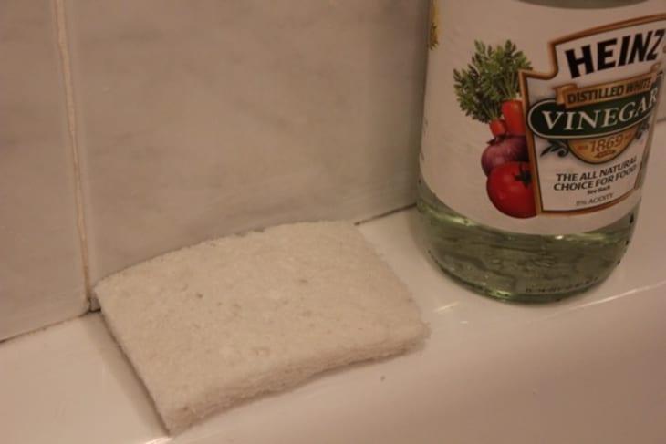 How to Caulk a Bathtub — 8 Easy Steps to Caulk Your Bathtub | Apartment ...