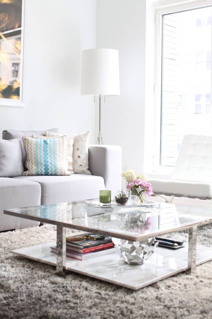 48 Coffee Table Decor Ideas: How to Decorate a Coffee Table | Apartment ...