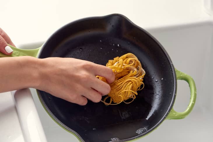 An Honest Review of Those Soap-Free Spaghetti Scrub Sponges | Apartment ...
