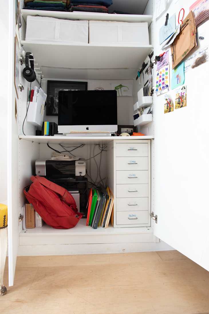 This IKEA Pax Wardrobe Has a Fully-Functional Desk Inside | Apartment ...