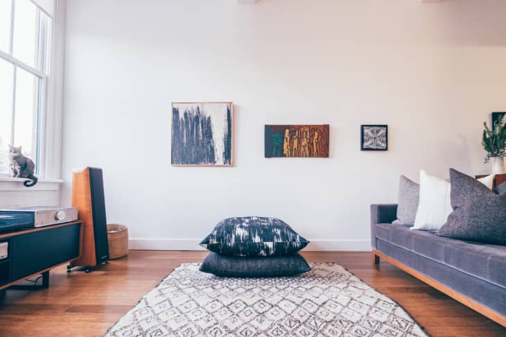 11 Cozy Apartment Living Room Ideas According to Designers | Apartment ...