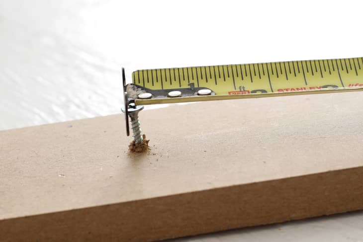 How to Use a Tape Measure to Measure Things (Plus Additional Features ...