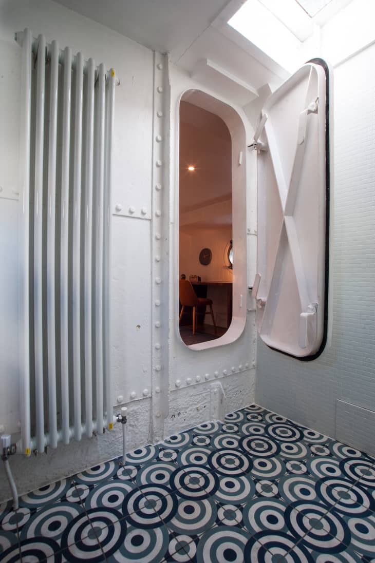 House Tour: A Restored 1925 Houseboat in London | Apartment Therapy