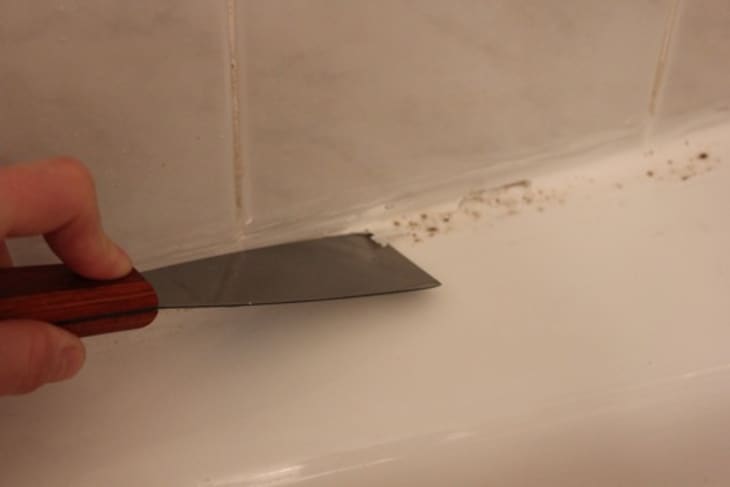 How to Caulk a Bathtub — 8 Easy Steps to Caulk Your Bathtub | Apartment ...