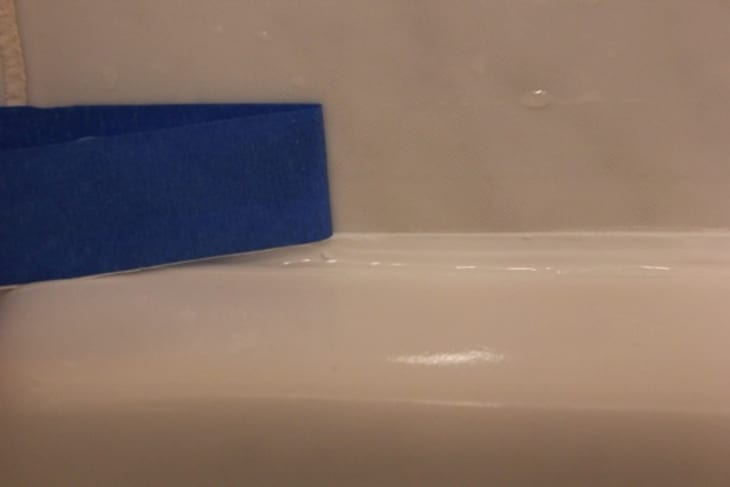 How to Caulk a Bathtub — 8 Easy Steps to Caulk Your Bathtub | Apartment ...