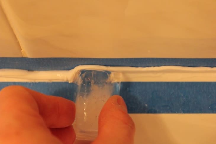 How to Caulk a Bathtub — 8 Easy Steps to Caulk Your Bathtub | Apartment ...