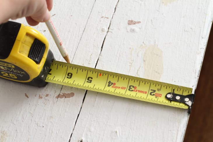 How to Use a Tape Measure to Measure Things (Plus Additional Features ...