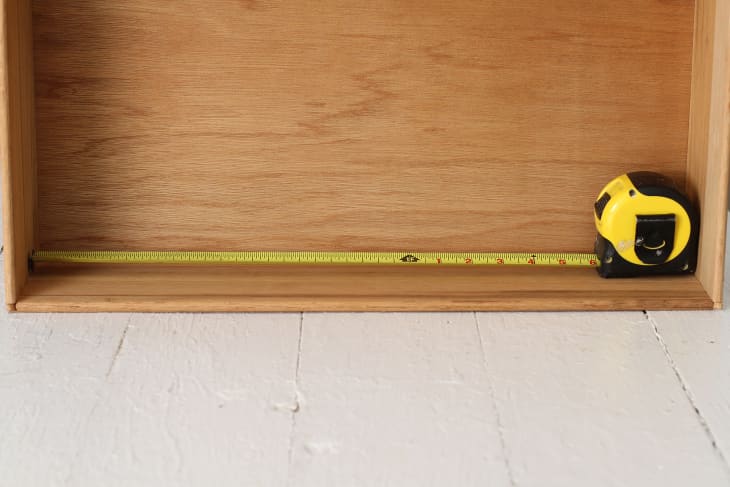 How to Use a Tape Measure to Measure Things (Plus Additional Features ...