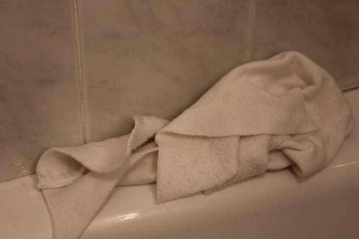 How to Caulk a Bathtub — 8 Easy Steps to Caulk Your Bathtub | Apartment ...