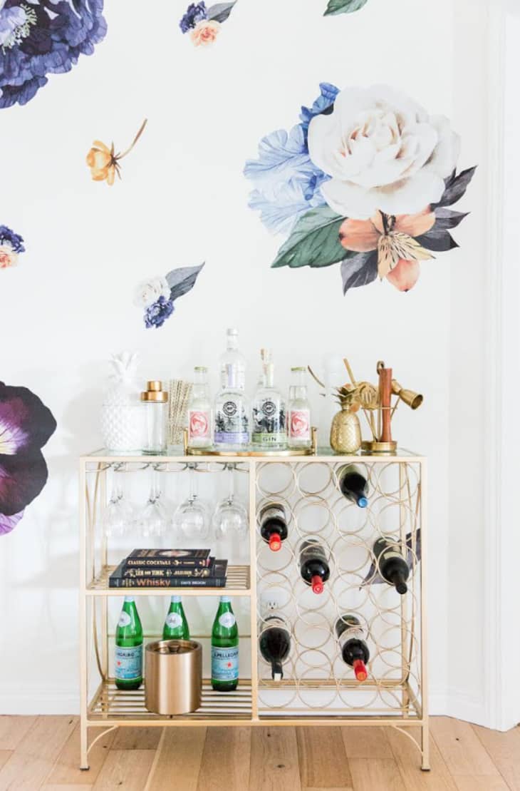 Renter-Friendly Wall Decor for Living Rooms and Bedrooms | Apartment ...