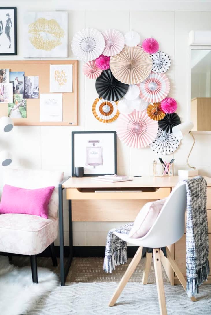 Renter-Friendly Wall Decor for Living Rooms and Bedrooms | Apartment ...