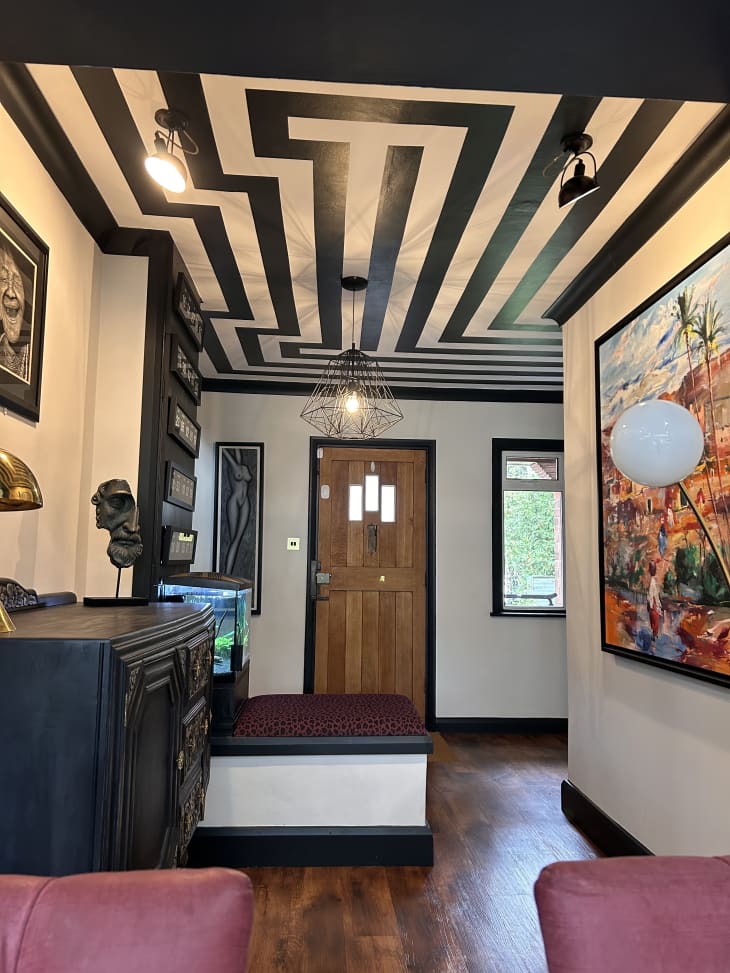 An Entryway’s $25 Paint Makeover Is a Maximalist’s Dream | Apartment ...