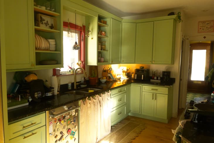 A Builder-Grade Kitchen’s Cozy Cottage Makeover Cost $450 | Apartment ...