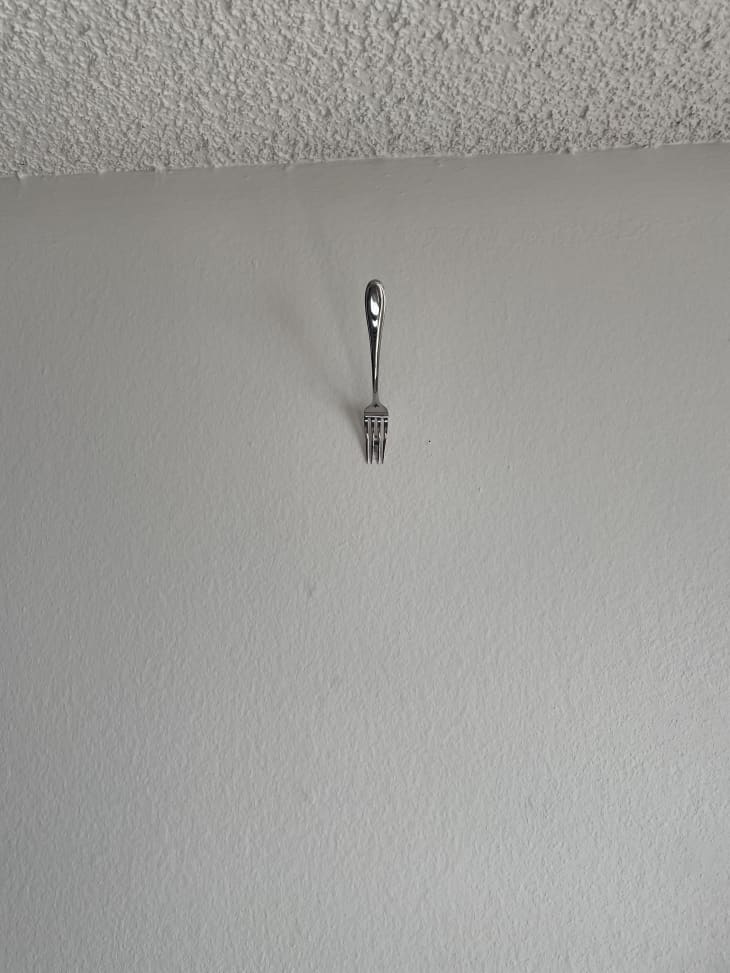 How to Use the Viral “Fork Method” to Hang Art | Apartment Therapy