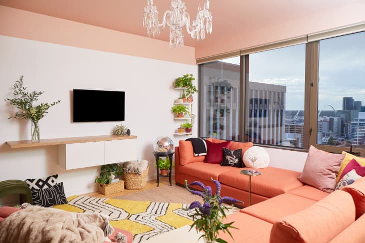 An “Uncomfortable Beige” Living Room Gets a Colorful Makeover ...