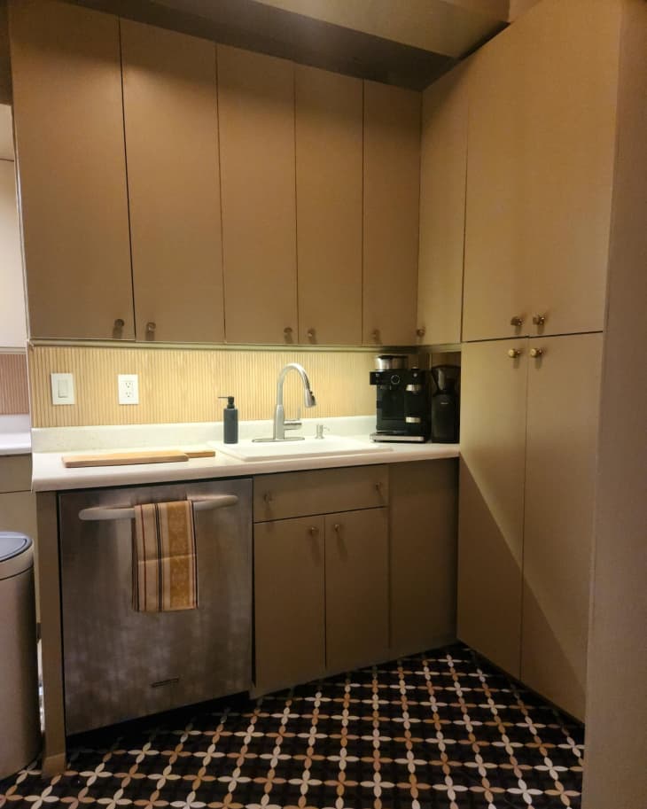 A $750 Kitchen Makeover Uses Pole Wrap for the Backsplash | Apartment ...