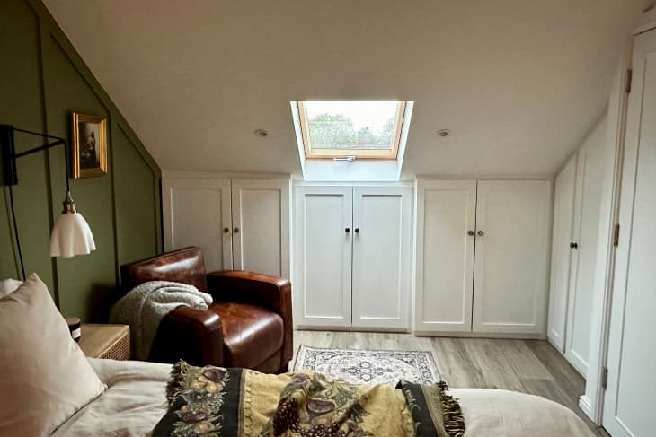 $2,500 DIY Storage Maximizes an Attic Bedroom’s Sq. Footage | Apartment ...