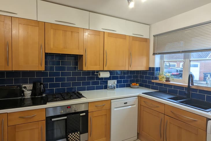 See a 2000s Kitchen Get a New Look with the Same Cabinets | Apartment ...