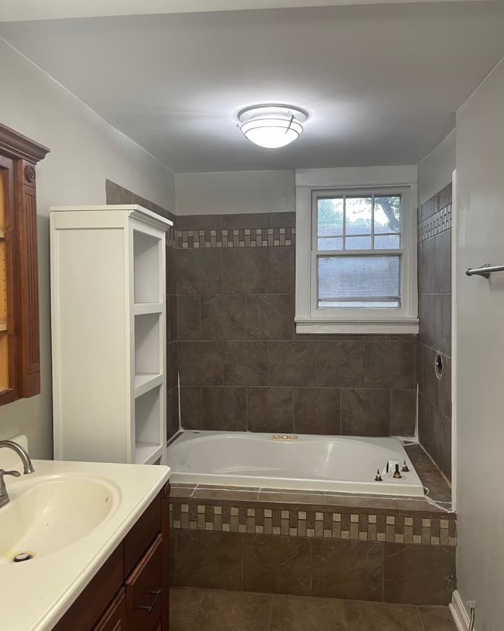 A "Cave-Like" '90s Bathroom Gets a Cheery Transformation | Apartment ...