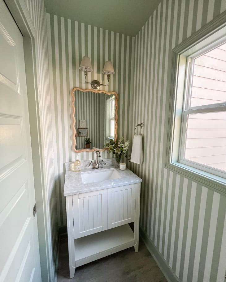 This “Flipper Starter Pack” Powder Room Gets Its Charm Back | Apartment ...