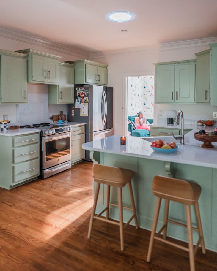 A Fresh Cabinet Color Gives This Kitchen Makeover a Major Energy Boost ...