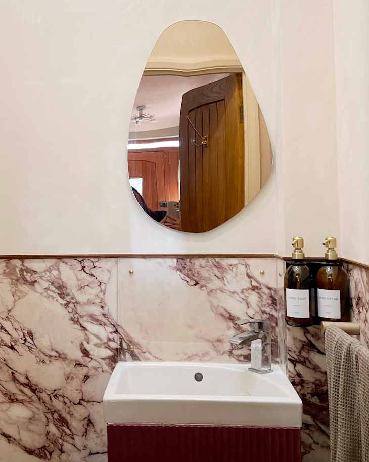 This Bathroom Makeover Has the Prettiest Faux Marble Walls | Apartment ...