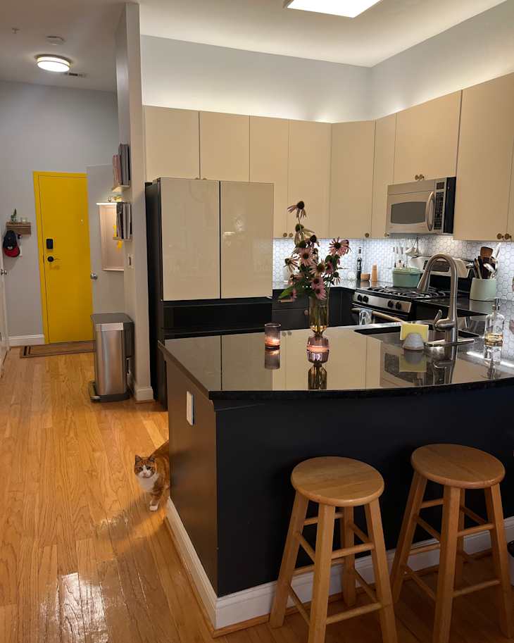See a 2000s Kitchen’s Bright, Modern Under-$4,000 Makeover | Apartment ...