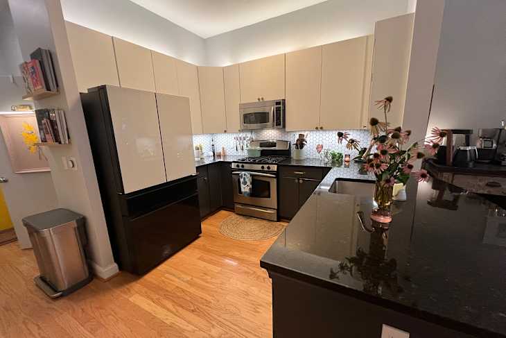 See a 2000s Kitchen’s Bright, Modern Under-$4,000 Makeover | Apartment ...