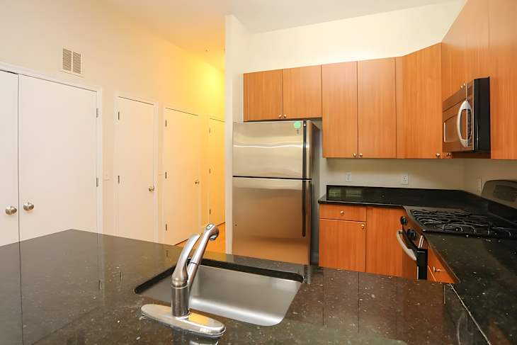 See a 2000s Kitchen’s Bright, Modern Under-$4,000 Makeover | Apartment ...