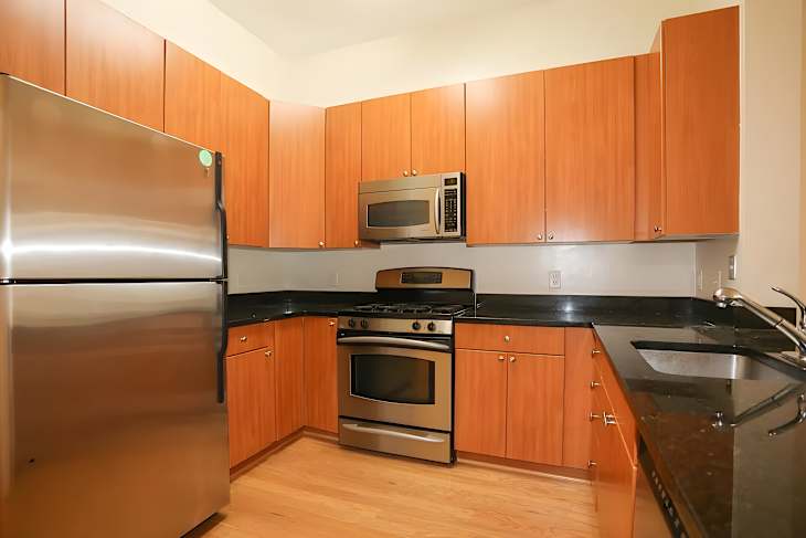 See a 2000s Kitchen’s Bright, Modern Under-$4,000 Makeover | Apartment ...