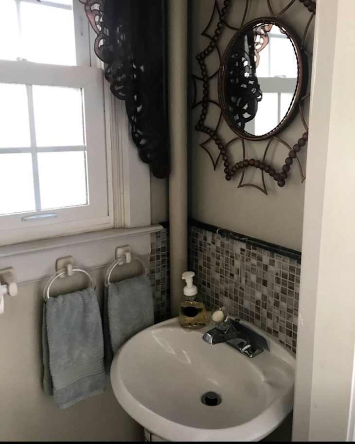 A “Very ’80s” Bathroom Got a Green Makeover with "Gatsby" Vibes ...