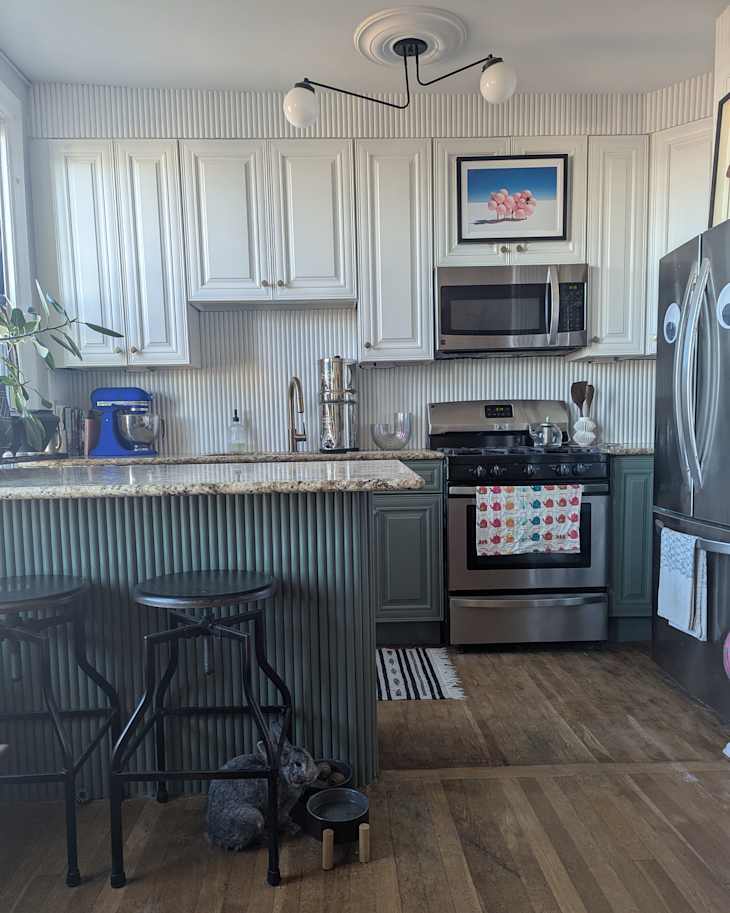 A Beige ’90s Kitchen Transforms with the Coolest Wood Fluting ...