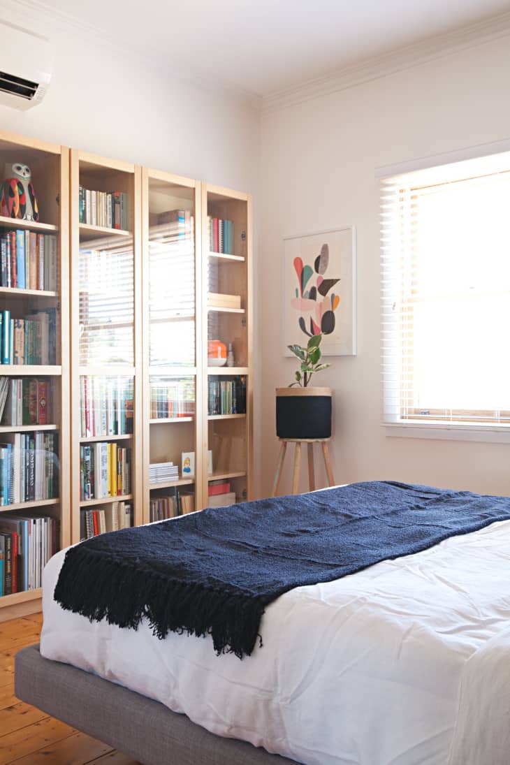 20 Book Storage Ideas: How to Store Books in Small Spaces | Apartment ...