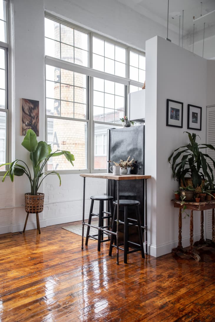 A Beautiful 600-Square-Foot Studio Was Furnished on a Small Budget ...