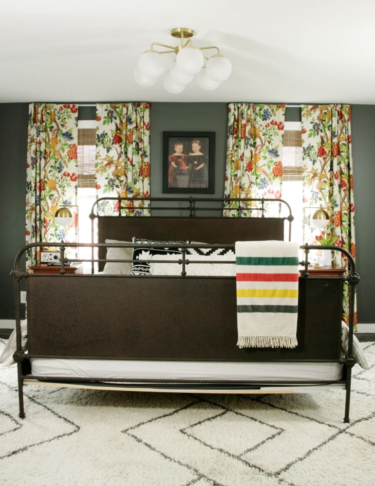 How To Put a Bed in Front of a Window: 15 Gorgeous Examples | Apartment ...