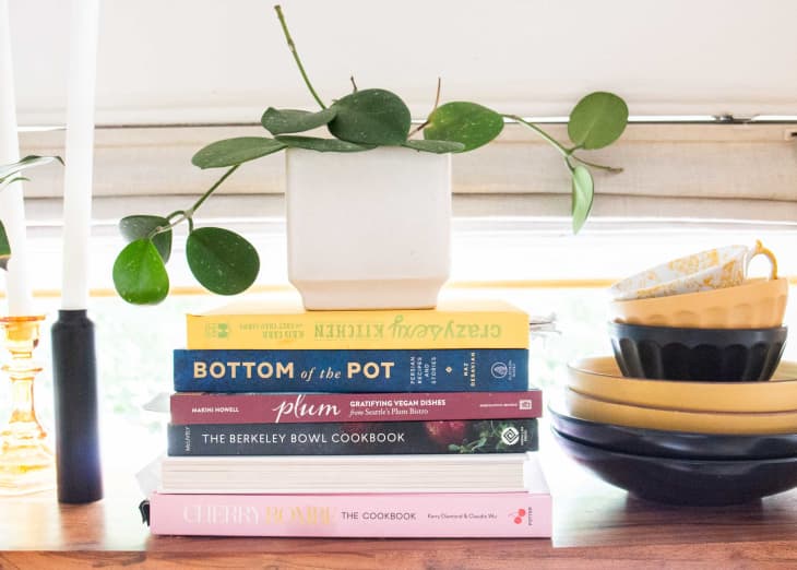 20 Book Storage Ideas: How to Store Books in Small Spaces | Apartment ...