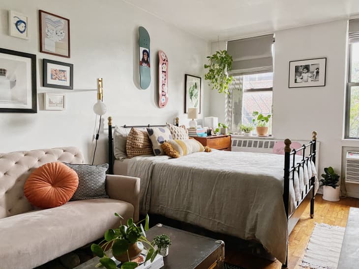 350 Square Foot NYC Studio With Renter's Solutions | Apartment Therapy