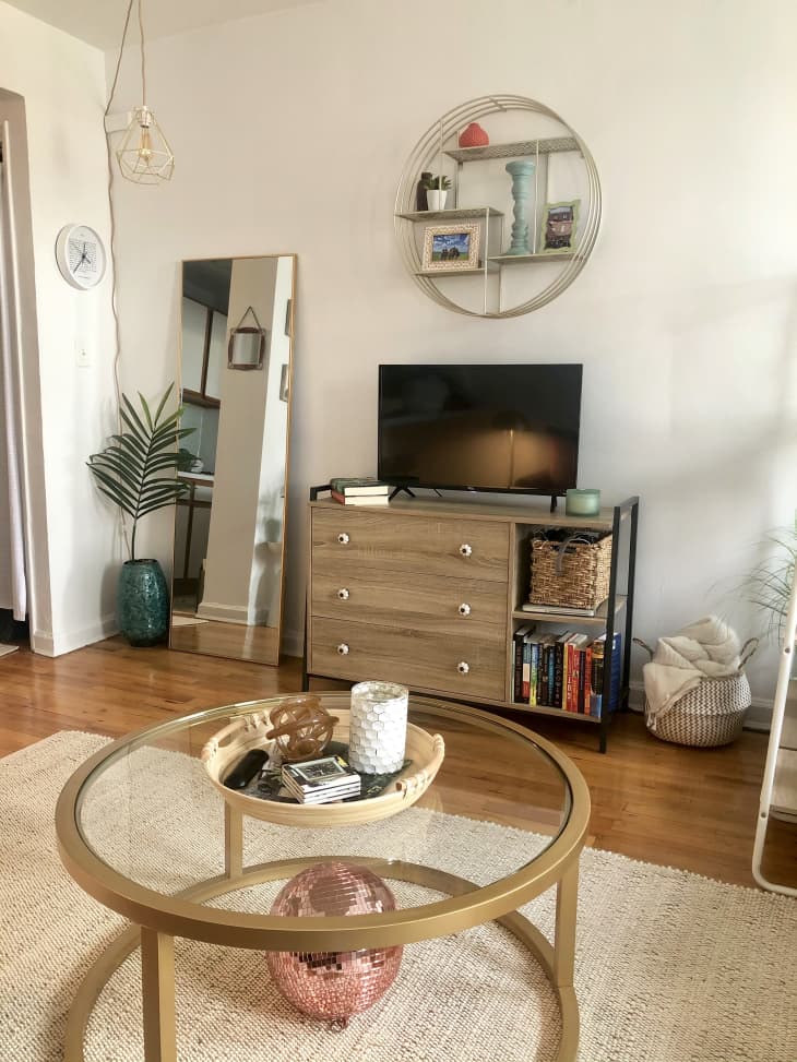 350-Square-Foot Studio Apartment With Clever Room Divider | Apartment ...