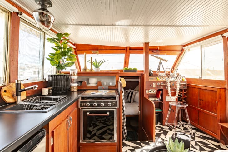 350-Square-Foot Modern Cozy Houseboat | Apartment Therapy