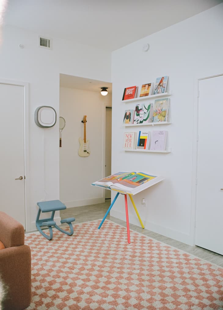 20 Book Storage Ideas: How to Store Books in Small Spaces | Apartment ...